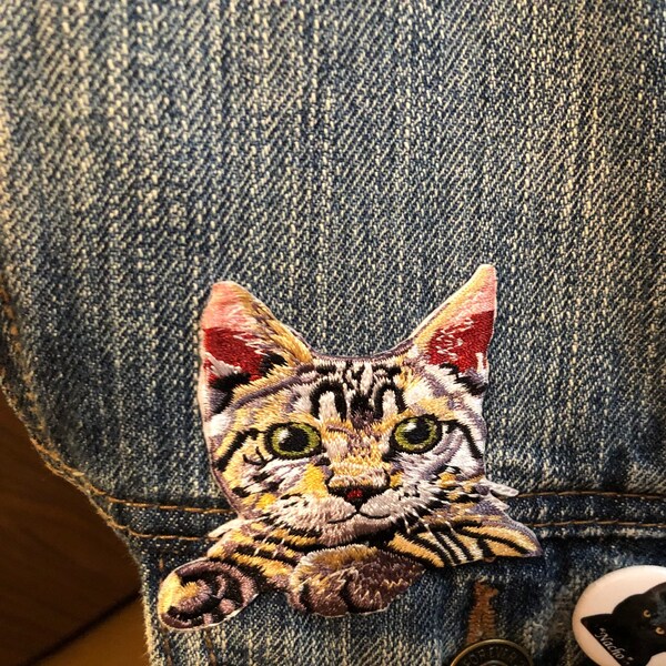 Tabby Cat Badge, Brindle Cat Iron-on Patch, Peeping Kitty Applique ...