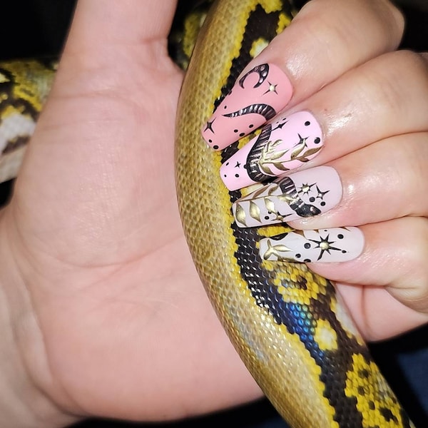 I'ma Snaaake Press on Nails | Horror | Spooky | Witchy Nails | Black ...