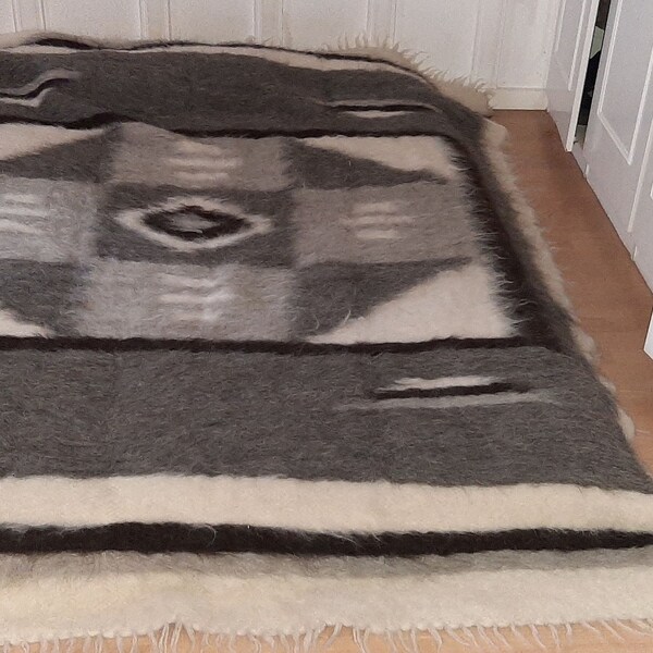 Handmade Wool Blanket Lizhnyk, White Queen Size Sheep Wool Bedcover ...