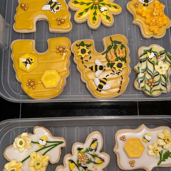 15 HONEY BEES EDIBLE Sugar Cupcake or Cake Toppers - Bee Decorations ...