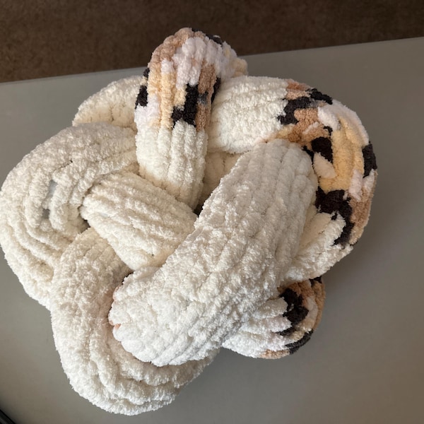Knot Pillow Pattern • Beginner DIY Video Tutorial + PDF • Finger Knit ...