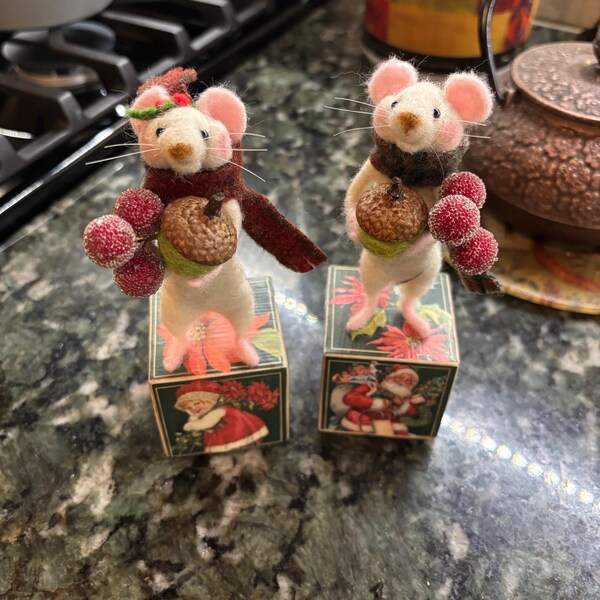 Needle Felted Small Gray Mouse With Acorn Cap and Wool Scarf, Dollhouse ...