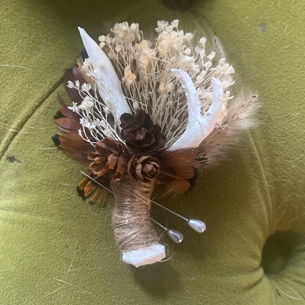 Beige Antler Boutonniere With Preserved Cedar, Pampas Grass, Pheasant ...