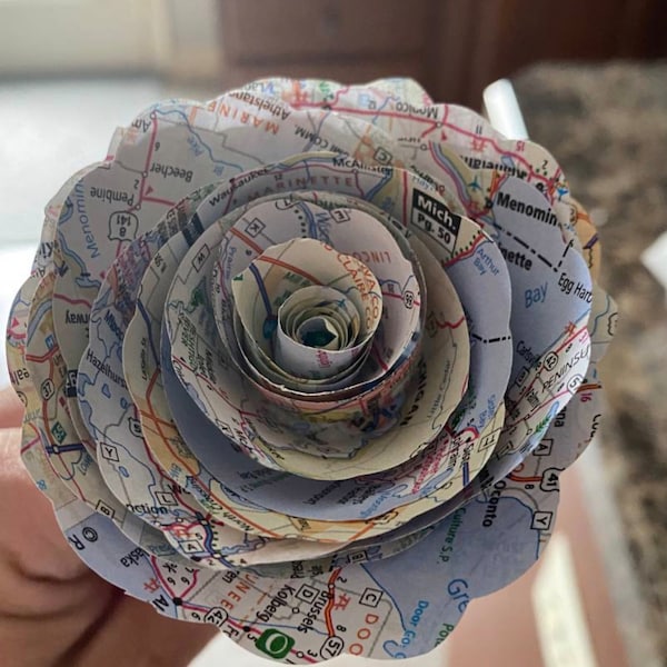 Map Paper Flowers, Set of 12, Travel Theme, Spiral Rose Decoration - Etsy