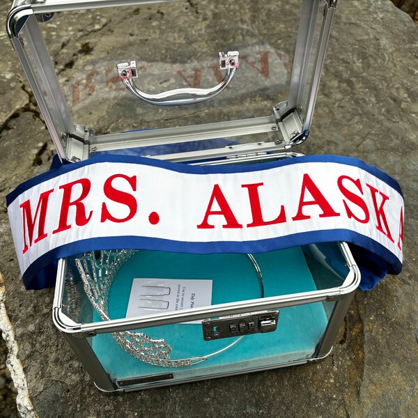 Crown or Tiara Carrying Case With Custom Velvet Cushion - Etsy