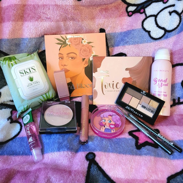 18 Full-sized Makeup Mystery Beauty Box, Cosmetic Products, Beauty ...