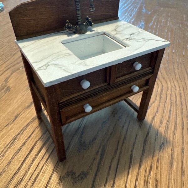 Making Dolls House Furniture in 1/12th Scale by Julie Warren Paperback ...