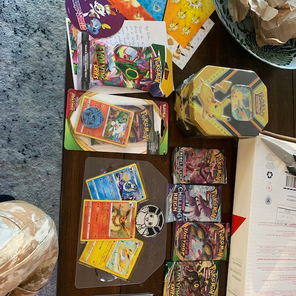Pokemon TCG: Eevee and Eeveelutions Gift Box! | Includes Boosters ...