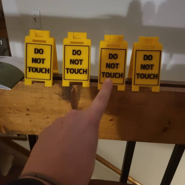 DO NOT TOUCH - Mini Floor Sign - Custom Colors - 3D Printed - Etsy Canada