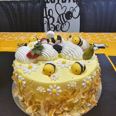 12 Fondant Sugar Bees. Cake Toppers. Cupcake Toppers. Approximately ...