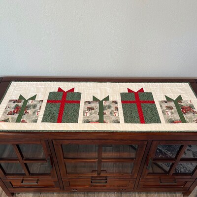 Christmas Present Table Runner PDF Pattern - Etsy Canada