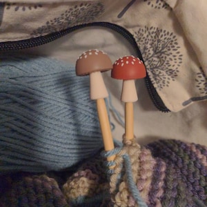 Frog & Daisy Stitch Stoppers Knitting Needle Point Protectors Knitting ...