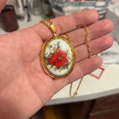 Beautiful Porcelain POINSETTIA W/ Holly Leaves & Berries Cameo on a ...