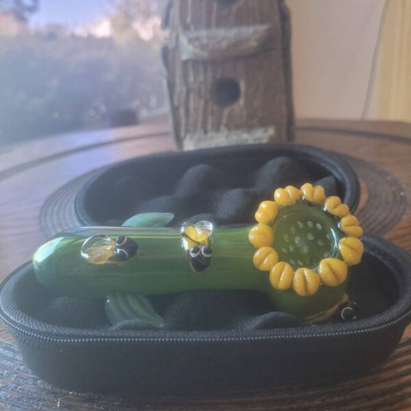 Sunflower Glass Pipe - Girly Bee Pipes - Beautiful Girly Pipe - Cute ...