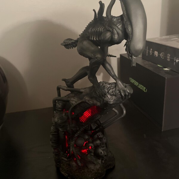 Alien Xenomorph Figure, Alien Statue With LED, Alien Diorama, Collector ...