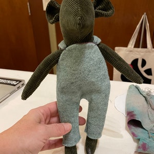 Muis gevulde pop in romper 10 patroon en tutorial, muispatroon, voor ...