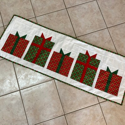 Christmas Present Table Runner PDF Pattern - Etsy