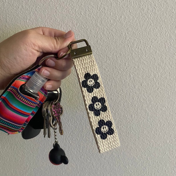 Retro Flower Smiley Face Keychain Wristlet / Key Fob/ Smiley Face Daisy ...
