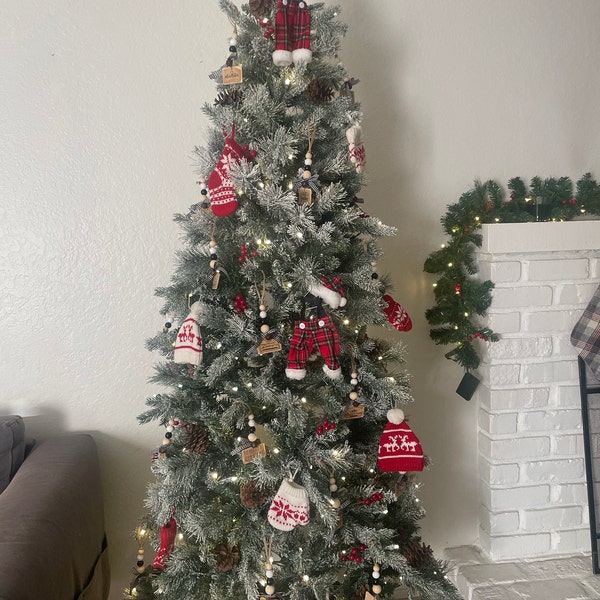 Chunky Yarn Christmas Trees With Black and White Bow and Rusty Star ...