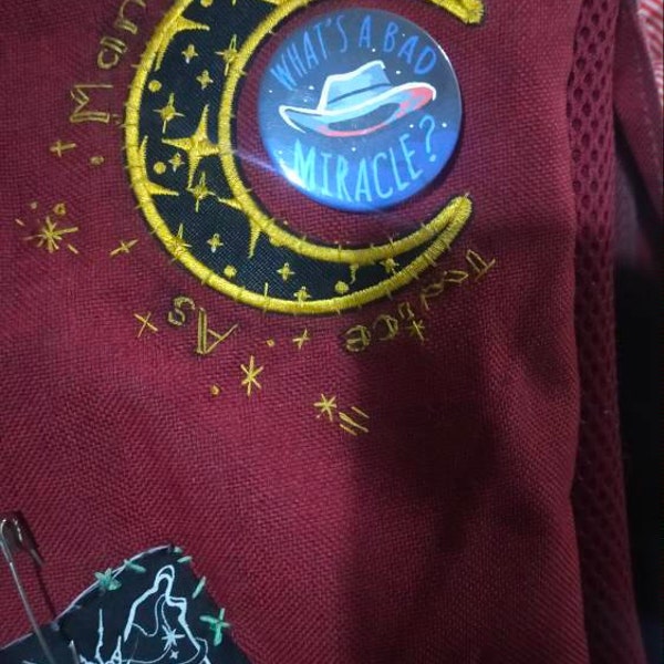 Qu'est-ce qu'un mauvais miracle ? - Badges - NOPE par Jordan Peele ...