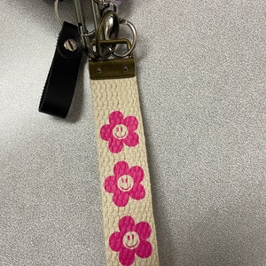 Retro Flower Smiley Face Keychain Wristlet / Key Fob/ Smiley Face Daisy ...
