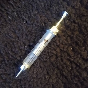 EXCELLENT CONDITION Vintage Medical 5ml Glass Syringe Metal Equipment ...
