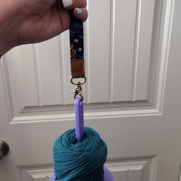 Portable Yarn Holder, Travel Wrist Hanging Yarn Cake Dispenser, Gift ...