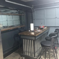 Barra de tubo industrial, tuberías de madera, estante de bar ...
