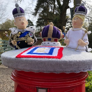 HM Queen Elizabeth II and Paddington Double Tea Cosy Knitting Pattern ...