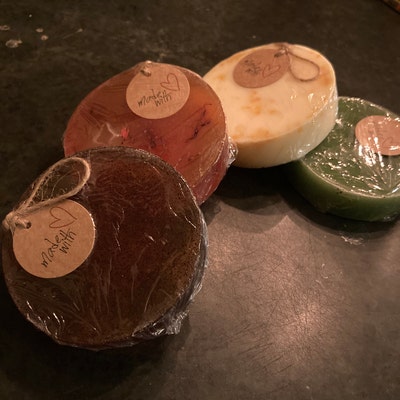 Fleabag Golden Statue, Woman Body Sculpture, Fleabag Mother Statue ...