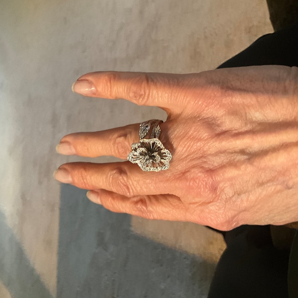 Stunning Big Flower Ring for Women, Round Cut Moissanite Diamond Ring ...
