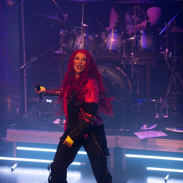 Cathy: 80s Hairstyle! Short Dark Golden Blonde Wig. Choppy Layer Blonde ...