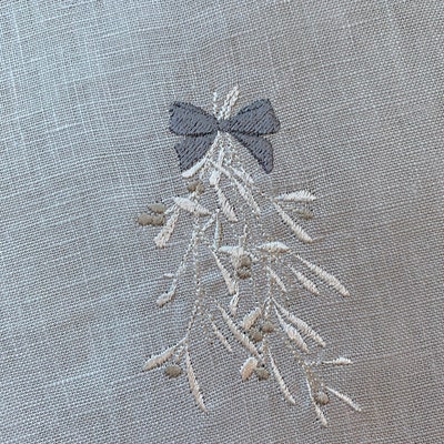 Christmas Mistletoe Branch, Border and Wreath for Machine Embroidery ...