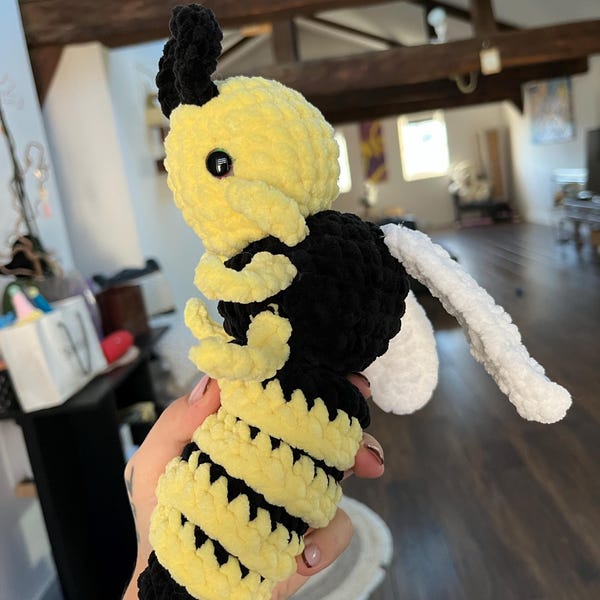 Crochet PATTERNS: Amanda the Bee & Willow the Wasp (english/français ...