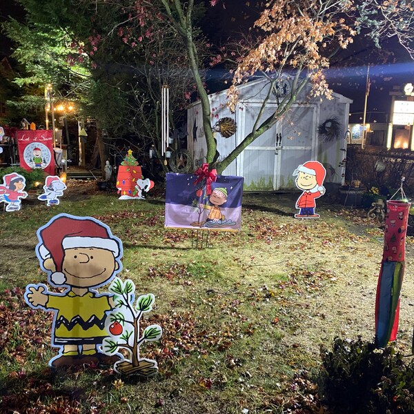 Charlie, Snoopy, Peppermint Patty, Lucy Thanksgiving Show Logo Yard ...
