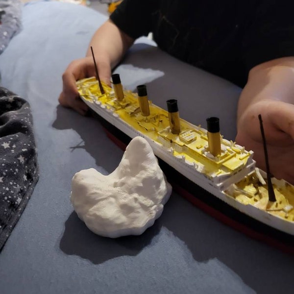 Titanic Submersible Model: Floating or Sinking With Glow-in-the-dark ...