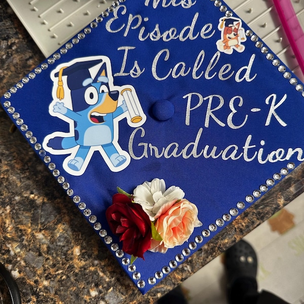 Bluey Graduation Sticker – Bluey With Cap and Certificate – Class of ...