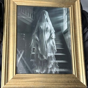 Faceless Levitating Apparition Photo, Victorian Spirit Photography ...