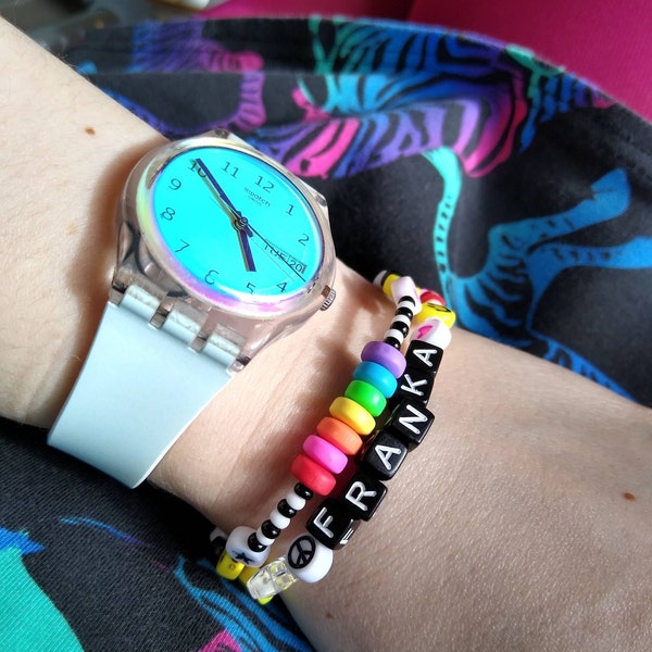 Bracelet de perles smiley arc-en-ciel fait main. Personnalisé avec n ...