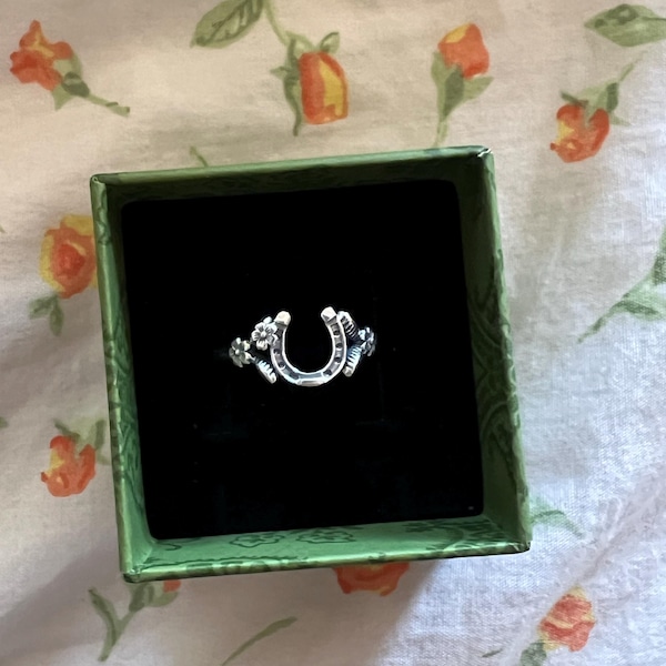 Dainty Floral Gold Daisy Chain Band Ring With Cubic Zirconia Accents - Etsy