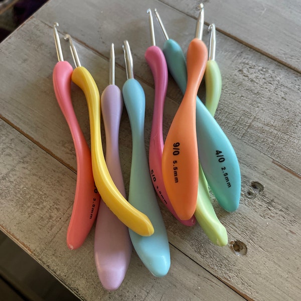 Curved Crochet Hook Set – Includes 8 Hook Sizes, Ergonomic Crochet ...