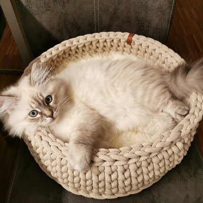 Chunky and Fluffy Crochet Round Rug, Handwoven Carpet With a Minimalist ...