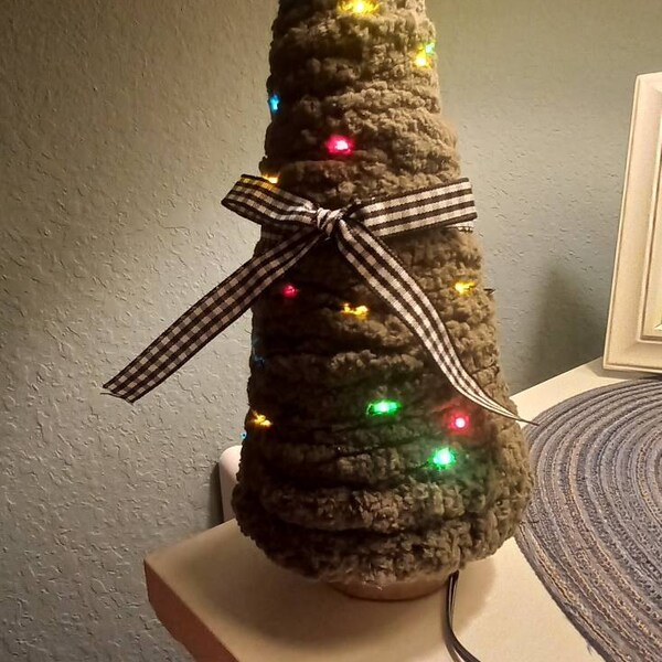 Chunky Yarn Christmas Trees With Black and White Bow and Rusty Star ...