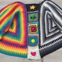 Alien Head Granny Square - Etsy UK