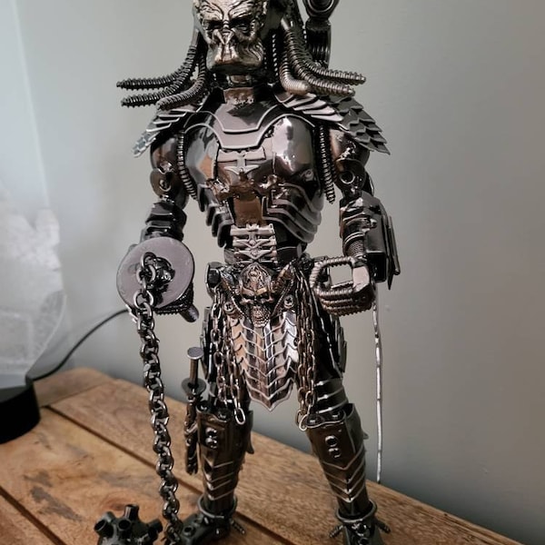 Predator 40cm Chrome With Silver Edging, Alien Vs Predator, Sci Fi ...