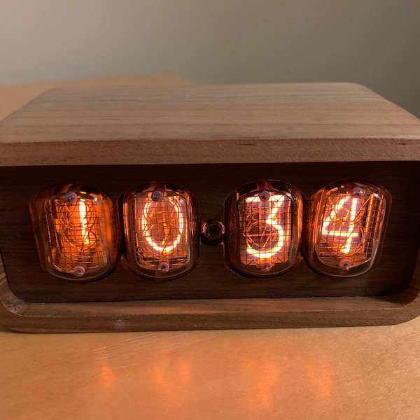 Nixie Tube Clock: Walnuss & Ahorn, Retro Moderne Tischuhr, Made in USA ...