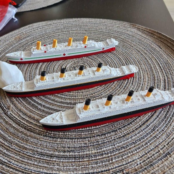 Breakable Titanic Toy: 8" Split-in-half Replica - Etsy