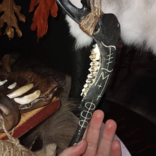 Made to Order: Icelandic Sigil Deer Jawbone Charm Hangers - Etsy