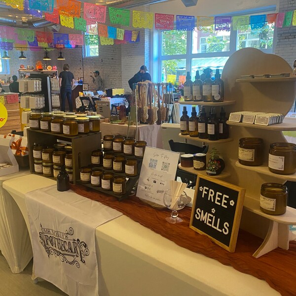 Asymmetrical Wavy Collapsible Stand, Retail Display, Market Display ...