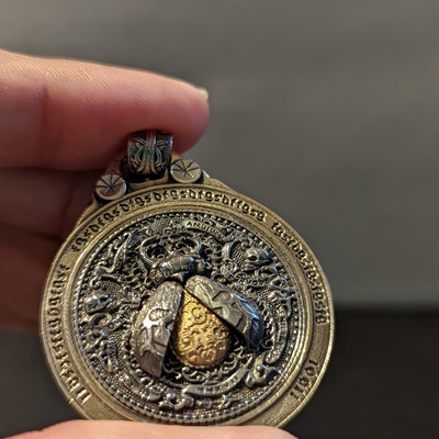 Moving Coin Gold Scarab Beetle Roman Booteen Style Wings Open Gold Egg ...